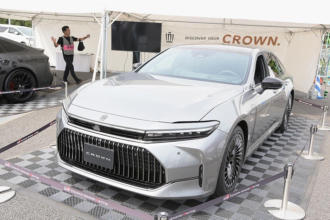 トヨタ、新型「クラウンセダン」のFCVを富士スピードウェイで世界初公開 世界40カ国で発売予定（日刊自動車新聞） | 自動車情報・ニュース - carview!