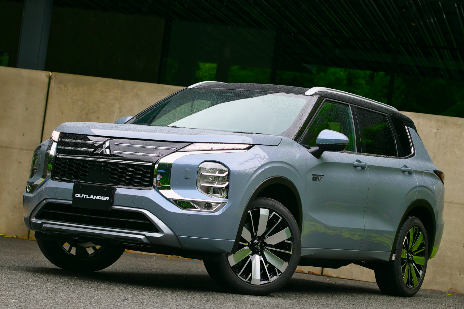 三菱「アウトランダーPHEV」のEV走行距離が100キロ以上に！ 大幅改良でシステムが刷新…見た目以上に中身が大きく変わって、価格は526万3500円から（Auto Messe Web ...