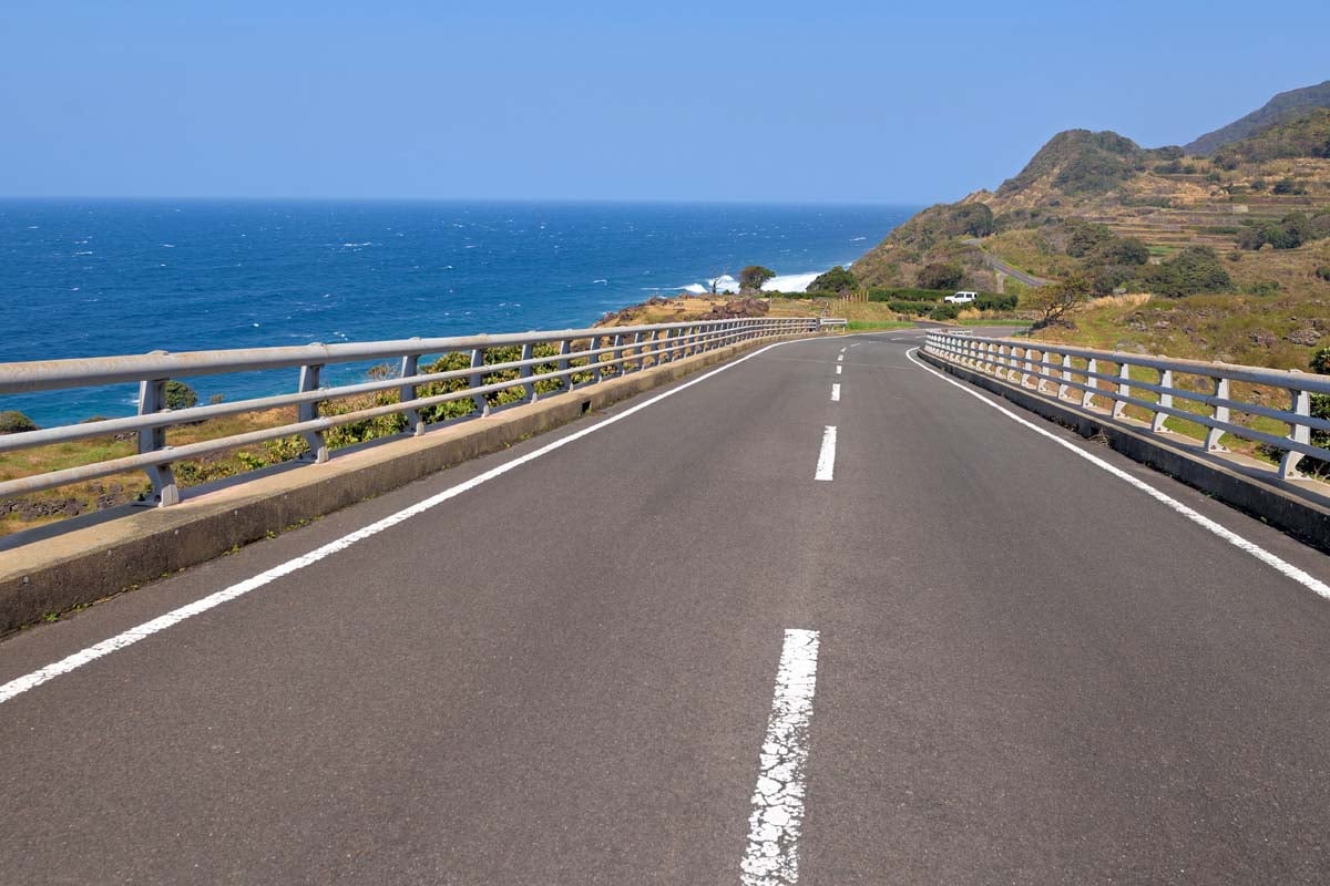 自動車CMの聖地――「信号ゼロの絶景ロード」10kmをご存じか（Merkmal）(ヘッドライン) | 自動車情報・ニュース - carview!