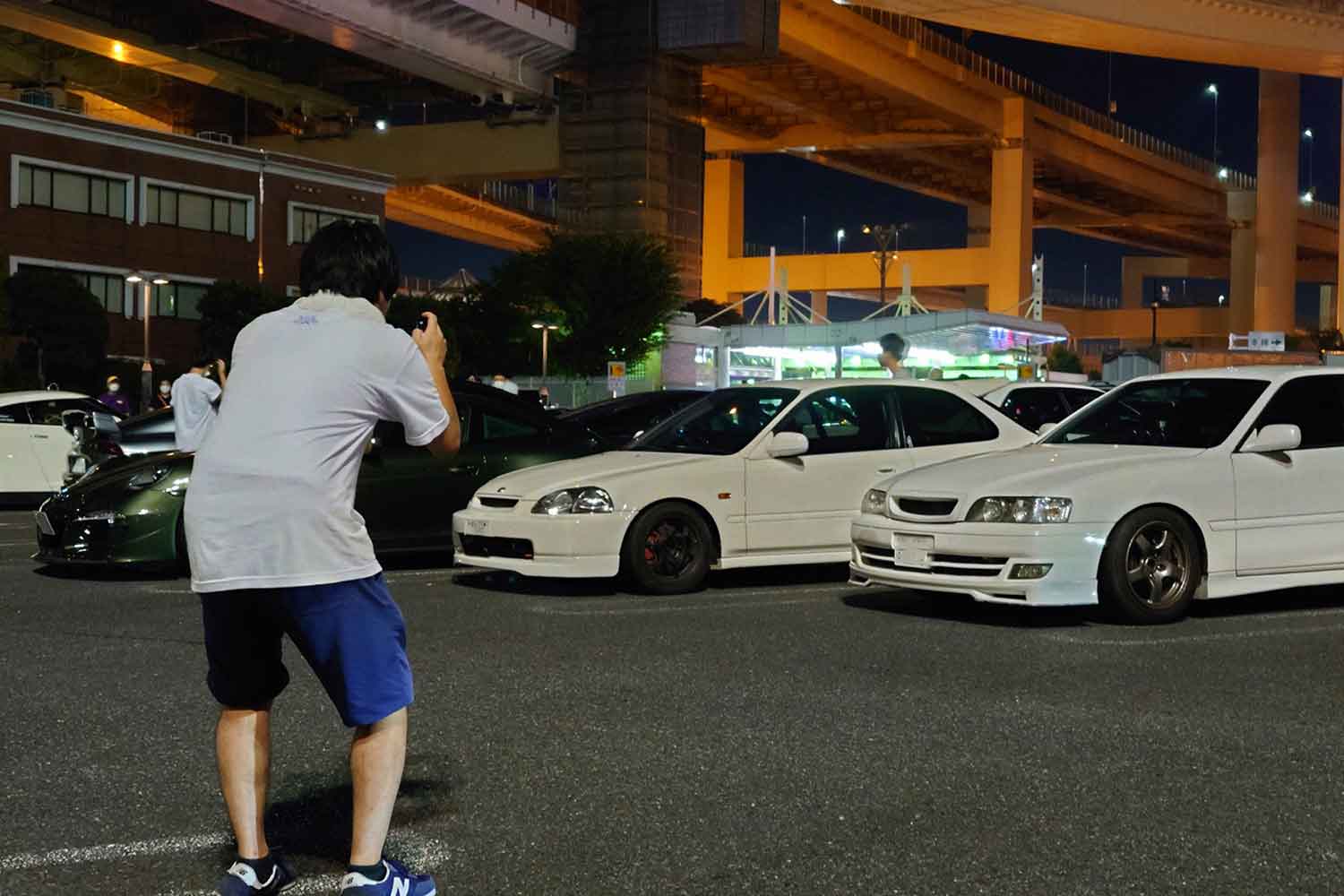 一般人には意味不明の行動……いやもはや奇行！ クルマ好きがついついやってしまう鉄板行為（WEB CARTOP） | 自動車情報・ニュース - carview!