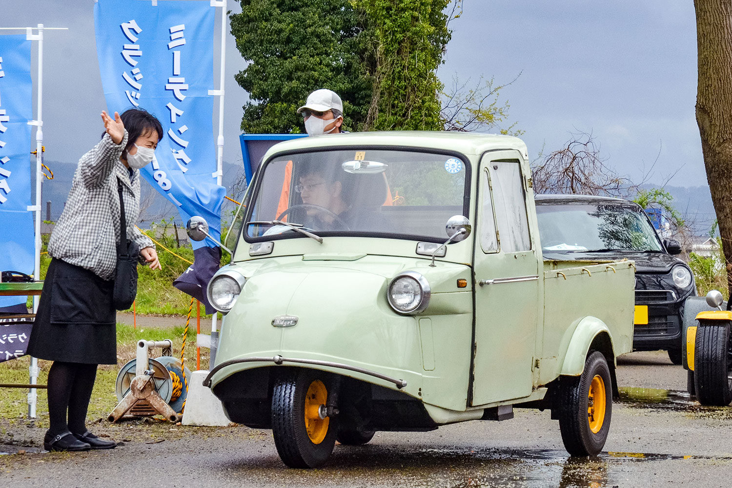 どうやって1人でダイハツ「ミゼット」とスバル「360」で会場に乗り付けた!? オーナーの360cc軽自動車への愛が炸裂！（Auto Messe Web） | 自動車情報・ニュース - carview!