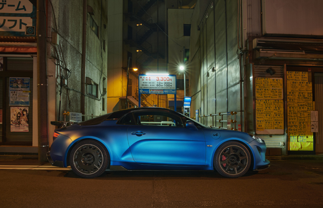 パフォーマンスを徹底追求したアルピーヌA110Rが日本デビュー。車両価格は1500万円に設定（カー・アンド・ドライバー） | 自動車情報・ニュース - carview!