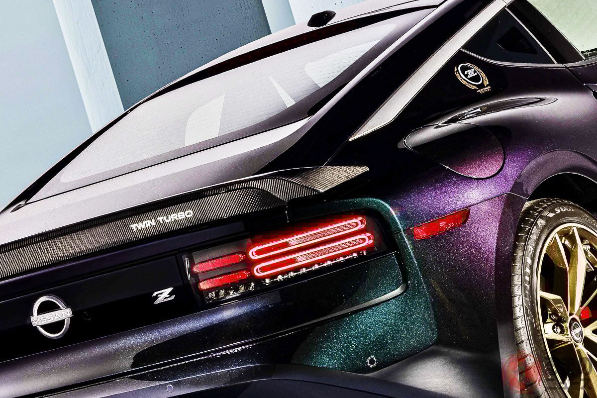 日産が「“新”フェアレディZ」公開！ 超レトロな「Z32」旧車デザイン×“伝説”パープルの「ヘリテージED」登場！ 高性能「V6ツインターボ」×6速MTの「FRスポーツカー」北米で発表（くるま ...