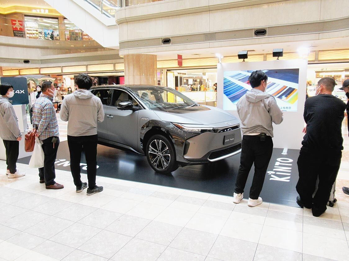 KINTO、羽田空港で「bZ4X」展示イベント開始 開発中の剥がせるボディカラーを初披露（日刊自動車新聞） | 自動車情報・ニュース - carview!