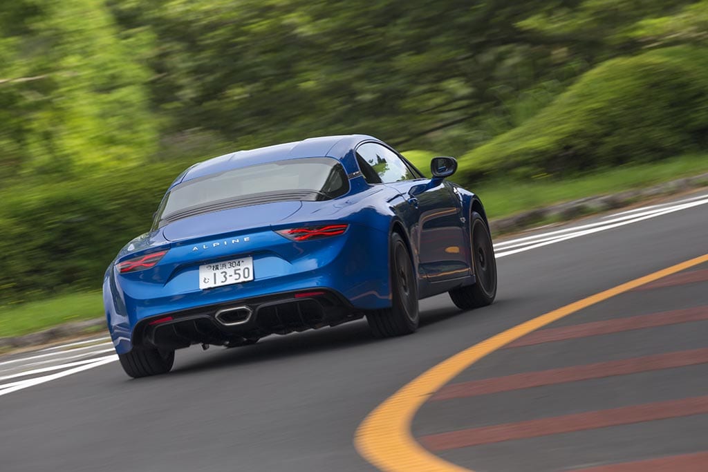 【比較試乗】「アルピーヌA110 vs A110S」A110の高性能バージョンはどこがどうスゴいのか（LE VOLANT CARSMEET WEB） | 自動車情報・ニュース - carview!