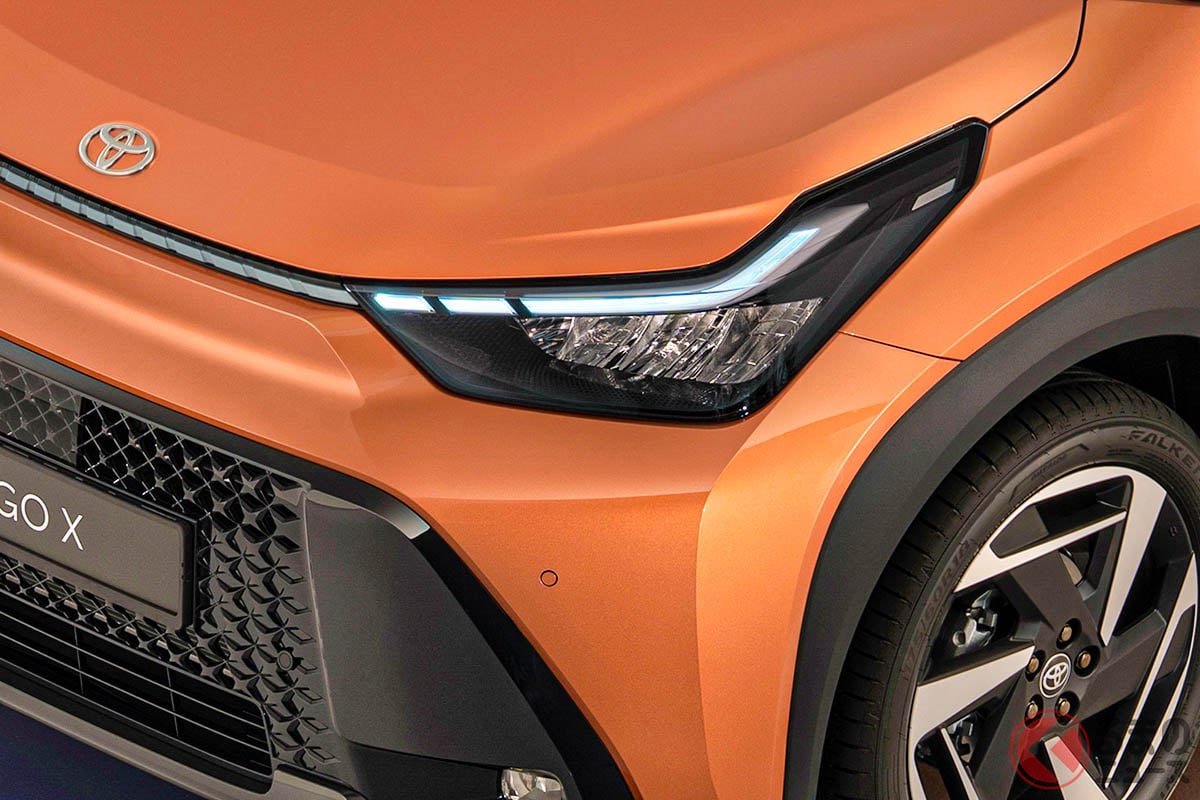 トヨタが発表した新「超“小さい”SUV」に反響多数！ 全長3.7m級ボディに「軽よりイイ！」「なぜ今までなかった」の声も!? 最新HEV採用の「アイゴX」英国登場に寄せられた“熱視線”とは ...