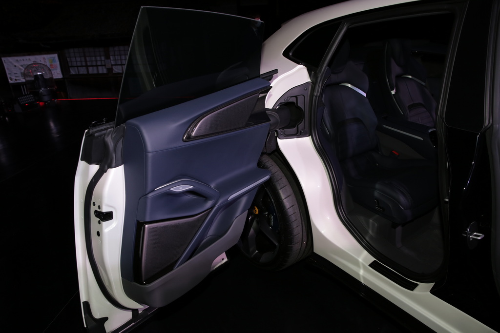 これはSUVに非ず！ 「フェラーリ・プロサングエ」が京都仁和寺で日本初公開！（LE VOLANT CARSMEET WEB） | 自動車情報・ニュース - carview!