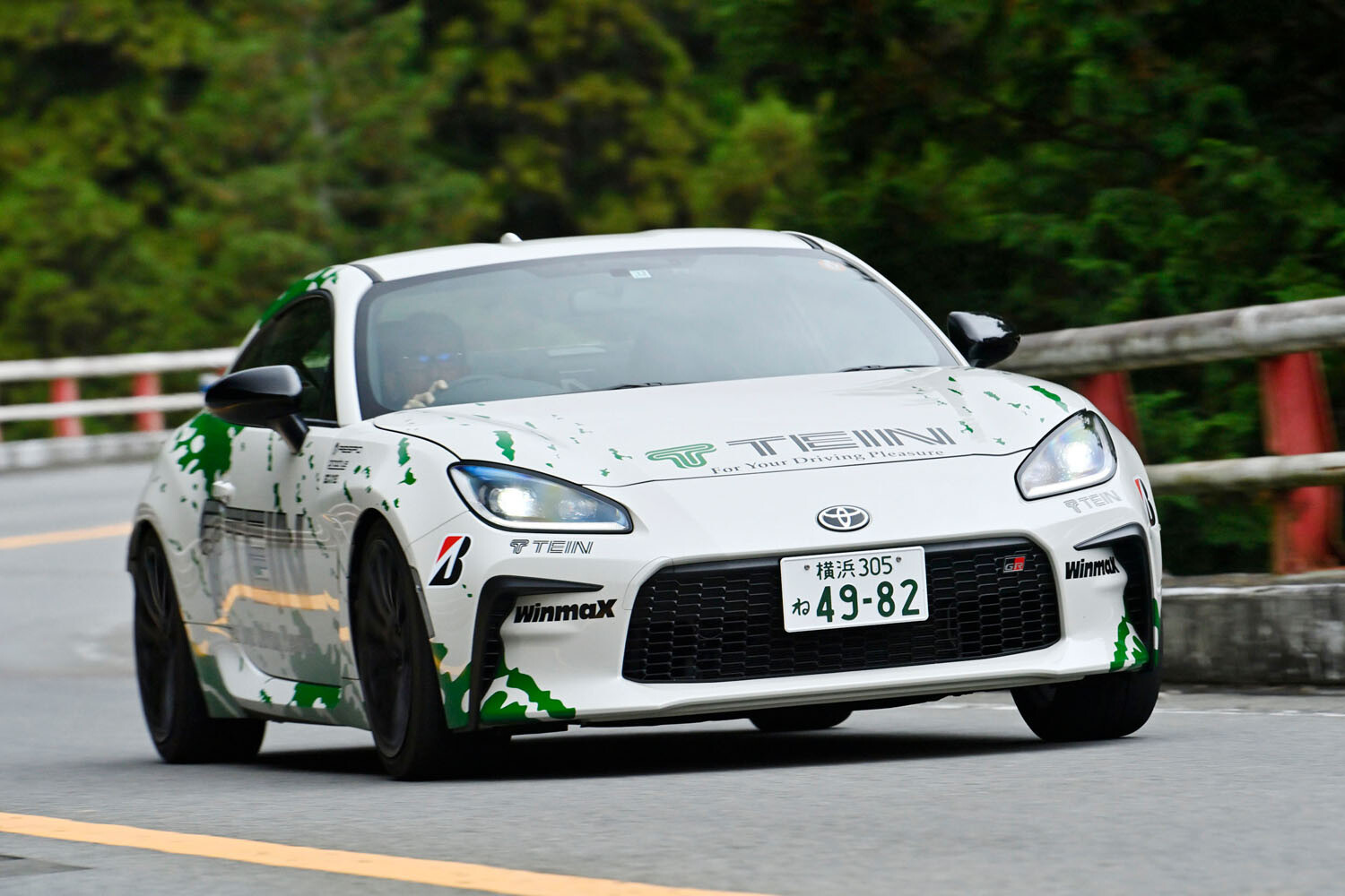 新次元コーナリングを実現した「ジャーク」の意味を知ってる？ 「gr86」と「brz」でteinの最新作「edfc5」を試してみました（auto