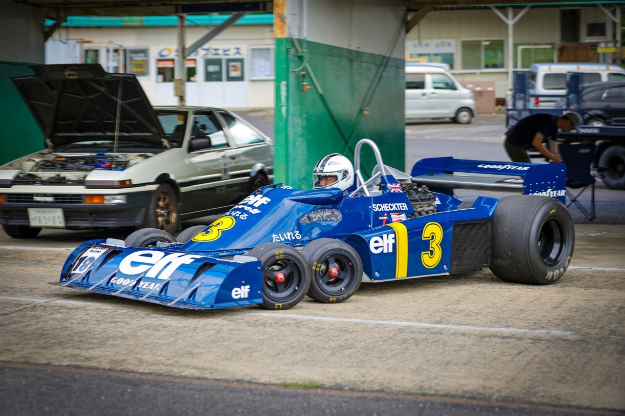 NSX遣いが「ぶっつけ本番」でハンドメイドの6輪F1タイレルP34をサーキットを走らせる！（外車王SOKEN） | 自動車情報・ニュース - carview!