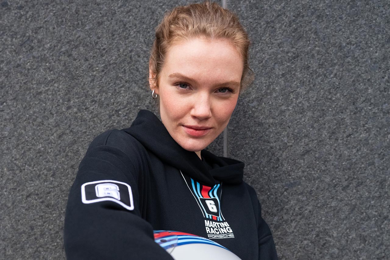 ポルシェ、最新コレクションは“911のボンネット”が目玉。1976年ル・マンの栄光を宿す『マルティーニレーシング』登場（LEVOLANT） | 自動車情報・ニュース - carview!