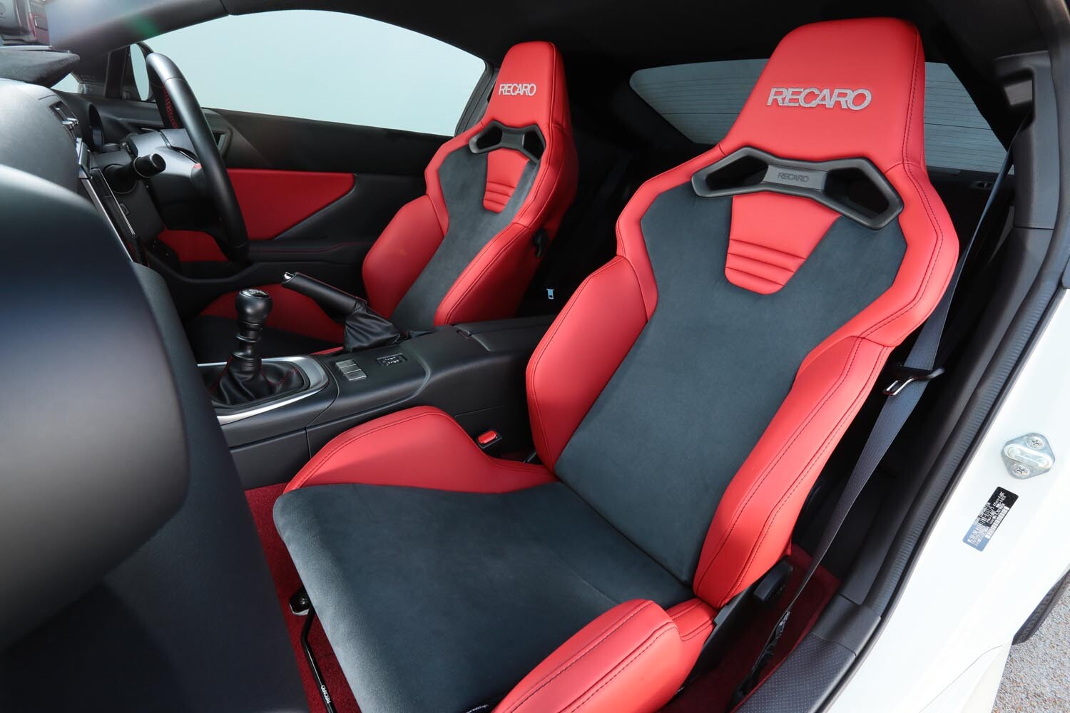 レカロの新作「SR-S」と「SR-C」は基本設計が見直された！ それぞれのターゲットと改良点を解説します（Auto Messe Web ...