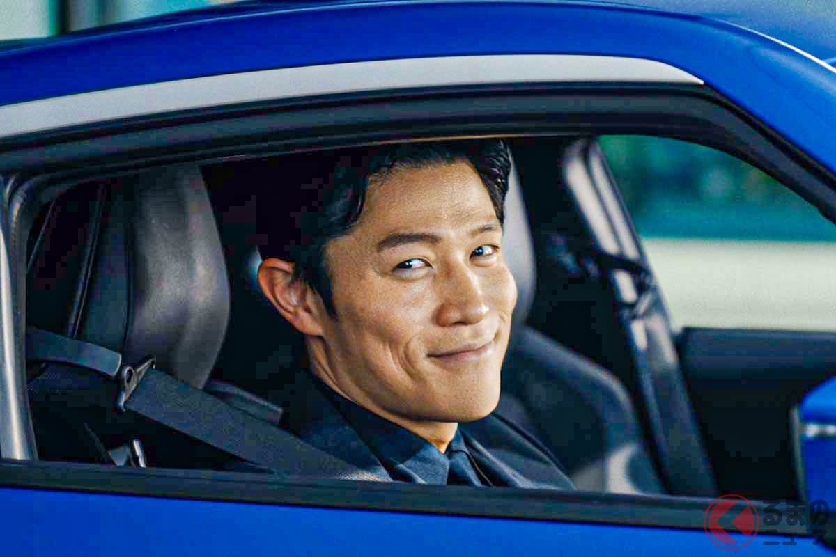 俳優「鈴木亮平」が日産の「“高級”クーペ」に乗る！ 「心にグッッッッッってくる感じ」とフェアレディZを“ぶっ飛ばす”「爽快CM」公開（くるまのニュース） | 自動車情報・ニュース - carview!