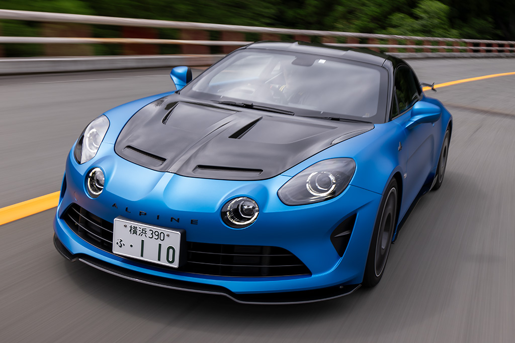 「アルピーヌA110R」の実力を公道試乗でチェック、過激になってもアルピーヌ”らしさ”は健在！（LE VOLANT CARSMEET WEB） | 自動車情報・ニュース - carview!