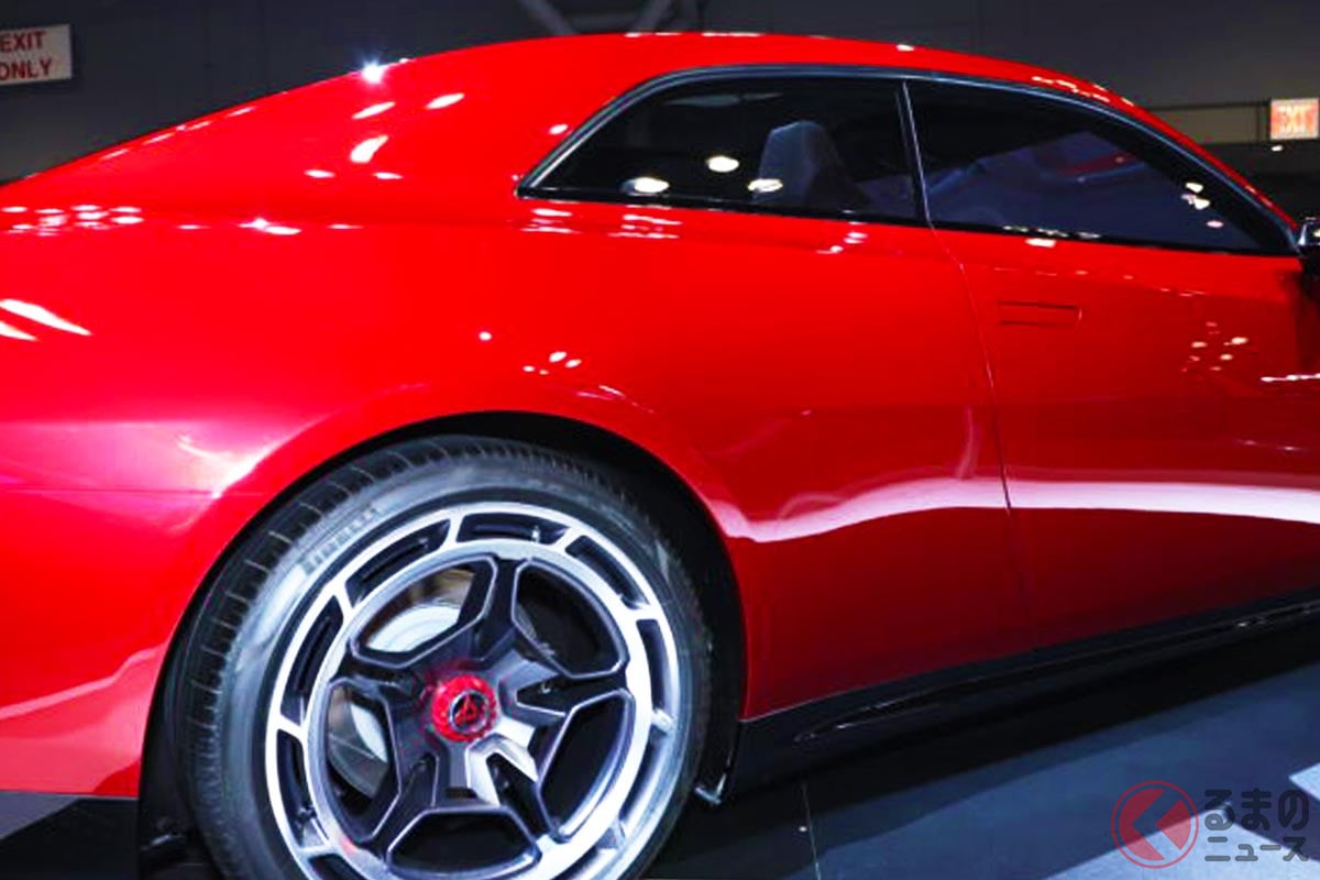 670馬力の新型「爆速FRスポーツカー」登場！ 最強「V8エンジン」の咆哮を放つ「新型チャージャー」NYに実車展示！（くるまのニュース） | 自動車情報・ニュース - carview!