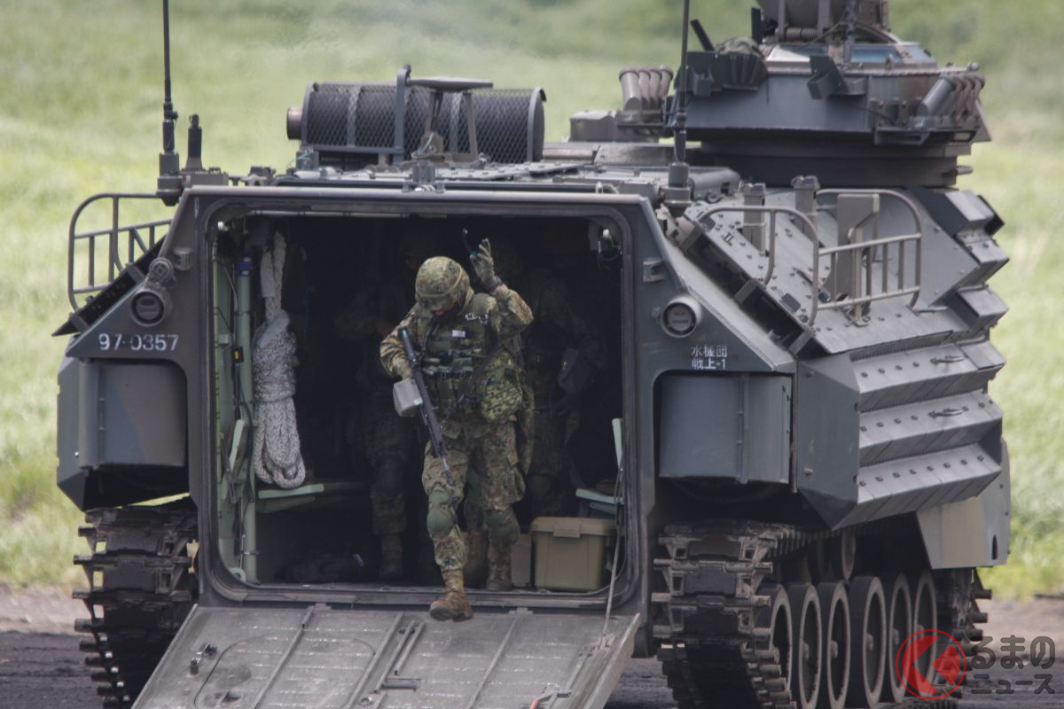 こりゃすげぇ！ 全長8m超えのクルマが「海」にダイブ!? 水陸両用のワクワクする自衛隊車「AAV7」の特徴とは（くるまのニュース） | 自動車情報サイト【新車・中古車】 - carview!