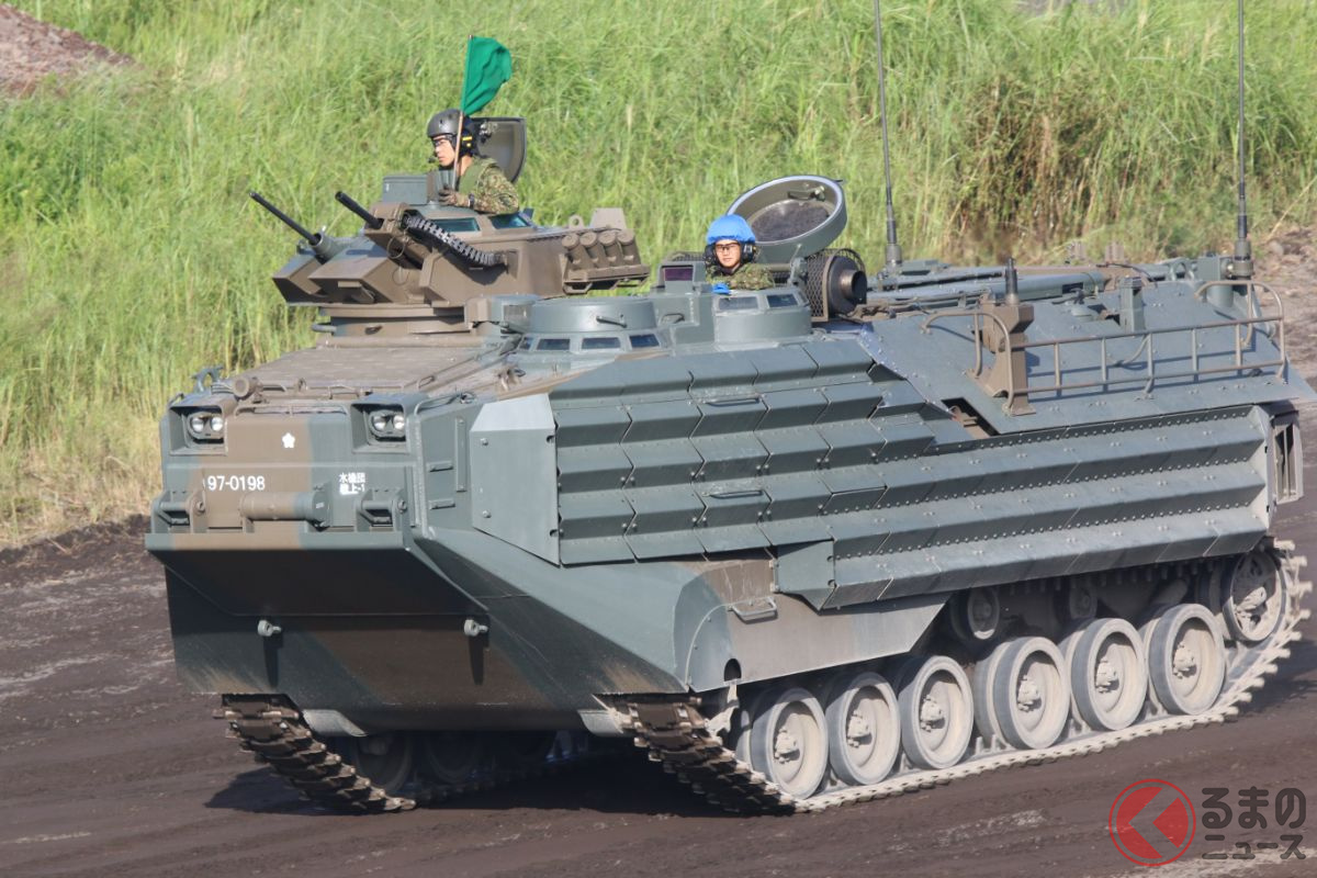 こりゃすげぇ！ 全長8m超えのクルマが「海」にダイブ!? 水陸両用のワクワクする自衛隊車「AAV7」の特徴とは（くるまのニュース） | 自動車情報・ニュース - carview!