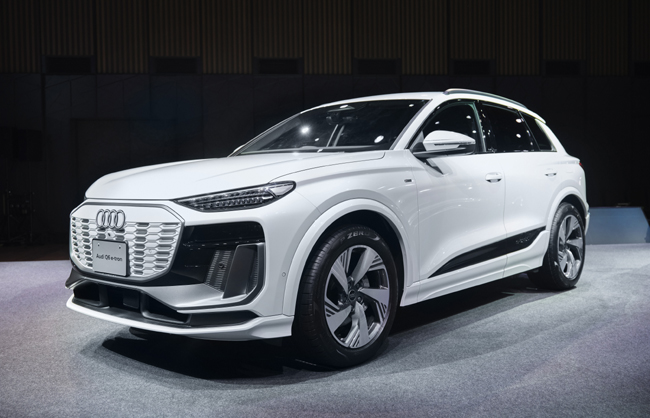 アウディの新型プレミアムミッドサイズ電動SUV「Q6 e-tron」シリーズが日本上陸（カー・アンド・ドライバー） | 自動車情報・ニュース - carview!
