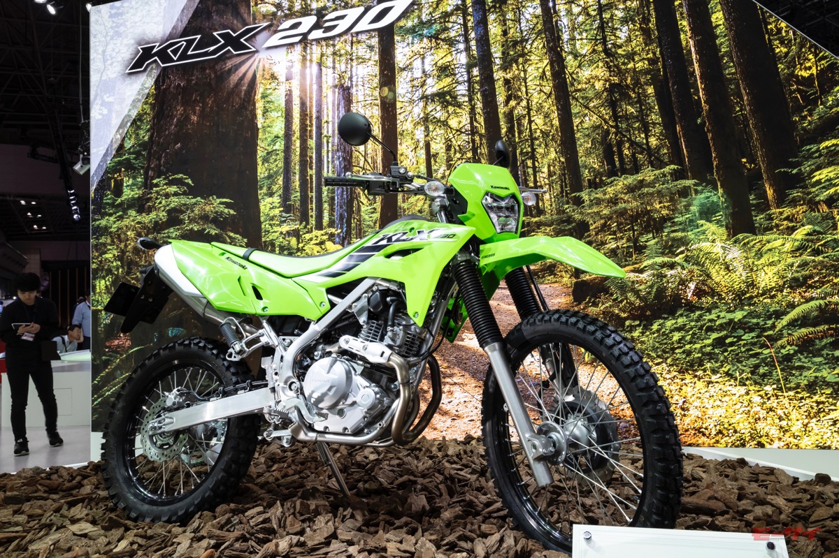 【カワサキ新型KLX230詳細解説】ただの排ガス規制対応じゃないぞ「オフロード走破性も高められている！」（モーサイ） | 自動車情報・ニュース - carview!