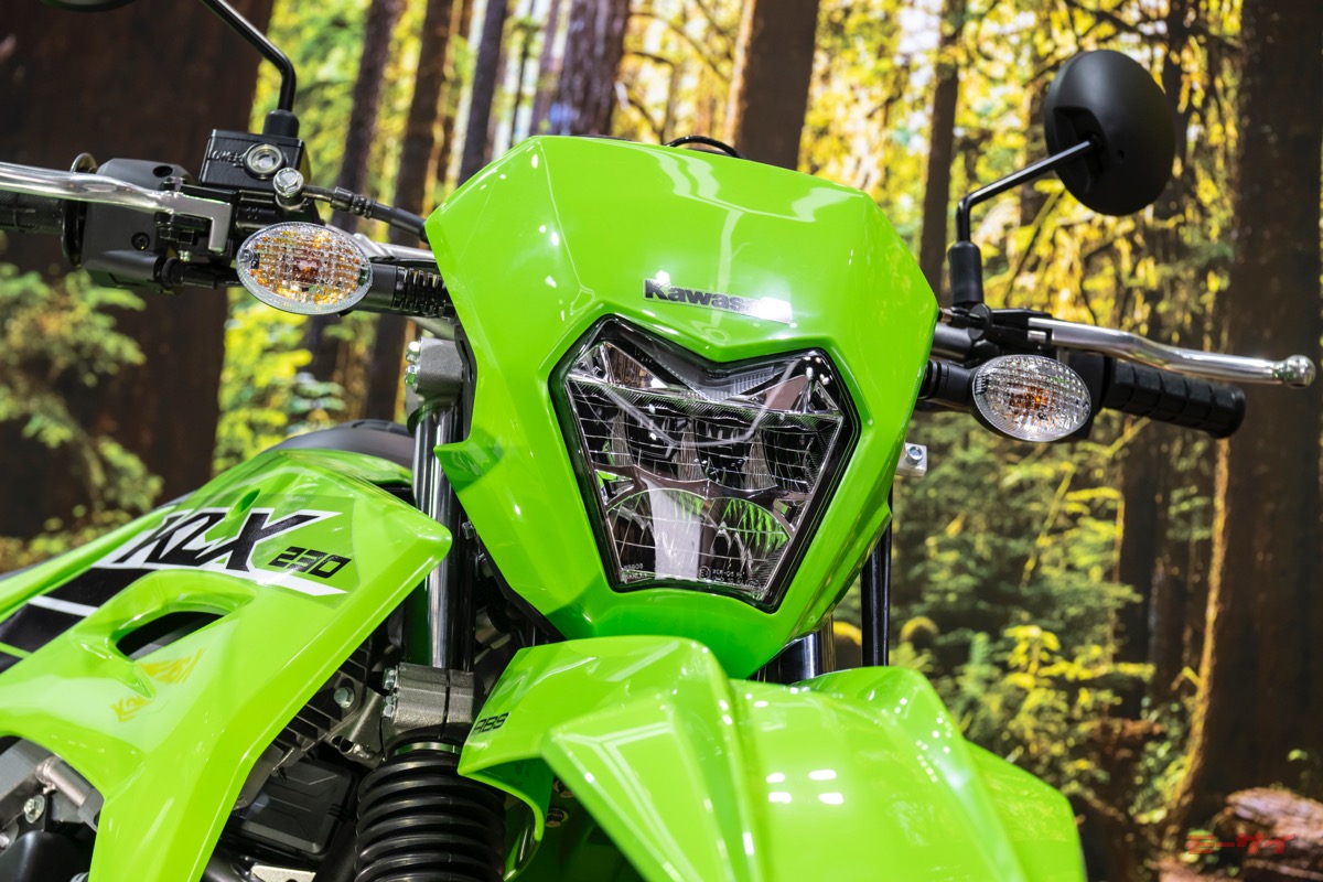 【カワサキ新型KLX230詳細解説】ただの排ガス規制対応じゃないぞ「オフロード走破性も高められている！」（モーサイ） | 自動車情報・ニュース - carview!