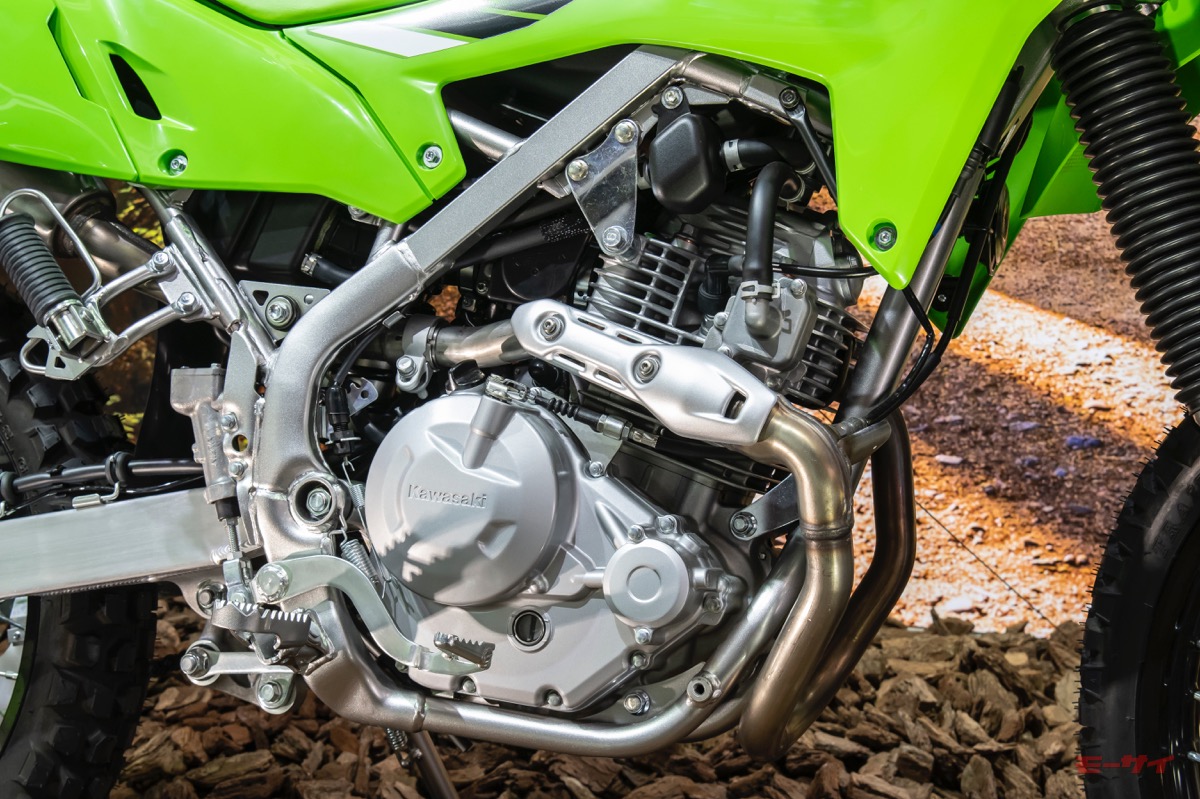 【カワサキ新型KLX230詳細解説】ただの排ガス規制対応じゃないぞ「オフロード走破性も高められている！」（モーサイ） | 自動車情報・ニュース - carview!