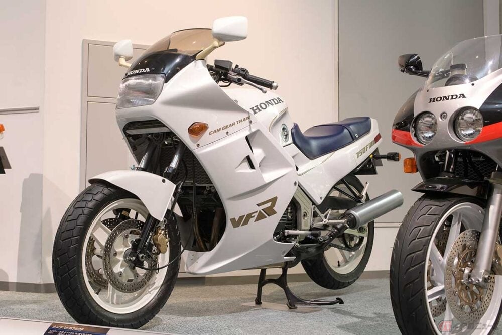 ホンダ「VFR750F」が魅せたアートとは？ 1000kmの旅に誘う高性能と品格（バイクのニュース ） | 自動車情報・ニュース - carview!