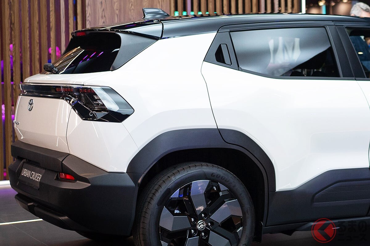 “11年ぶり復活”のトヨタ新型「コンパクトSUV」初公開！ 全長4.3m級ボディ×スゴイ4WD採用！ ヤリスクロスより“ちょい大きい”「アーバンクルーザー」波国で登場（くるまのニュース ...