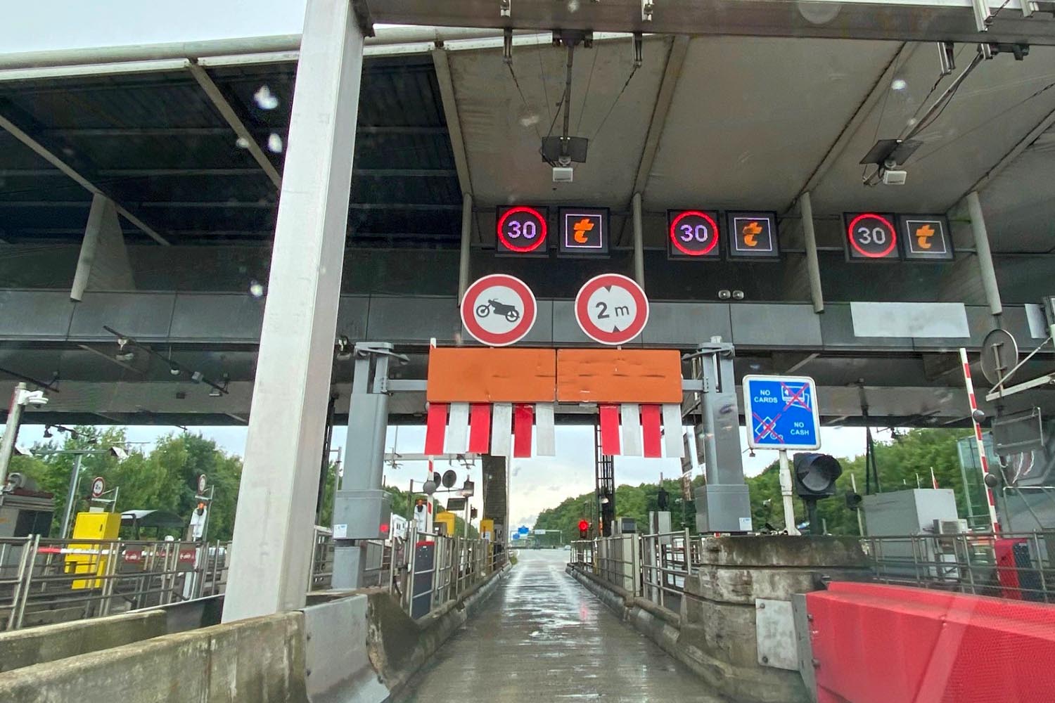 ル・マンへ向けて1200kmのロングドライブ開始！ フランスあるあるの激狭駐車場に悪戦苦闘【みどり独乙通信】（Auto Messe Web） | 自動車情報・ニュース - carview!