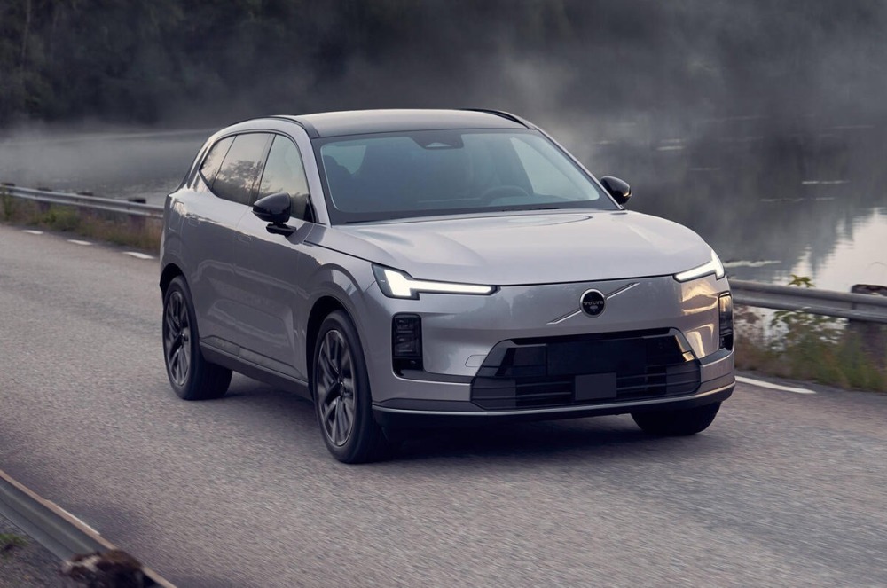 ボルボ新型『XC70』 全長4.8m、電気だけで200km走るハイブリッドSUVへ 急速充電にも対応（AUTOCAR JAPAN） | 自動車情報・ニュース - carview!