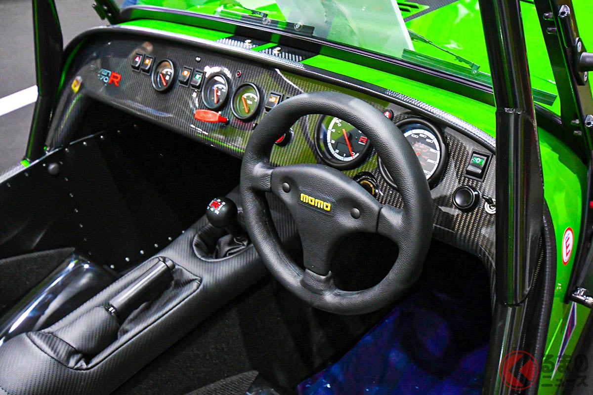 830万円超えの“軽”自動車「セブン170R」実車公開！ “85馬力”エンジン×5速MT採用！ 440kgの超軽量ボディでめちゃ楽しそうなケータハムの「スポーツモデル」登場（くるまのニュース ...