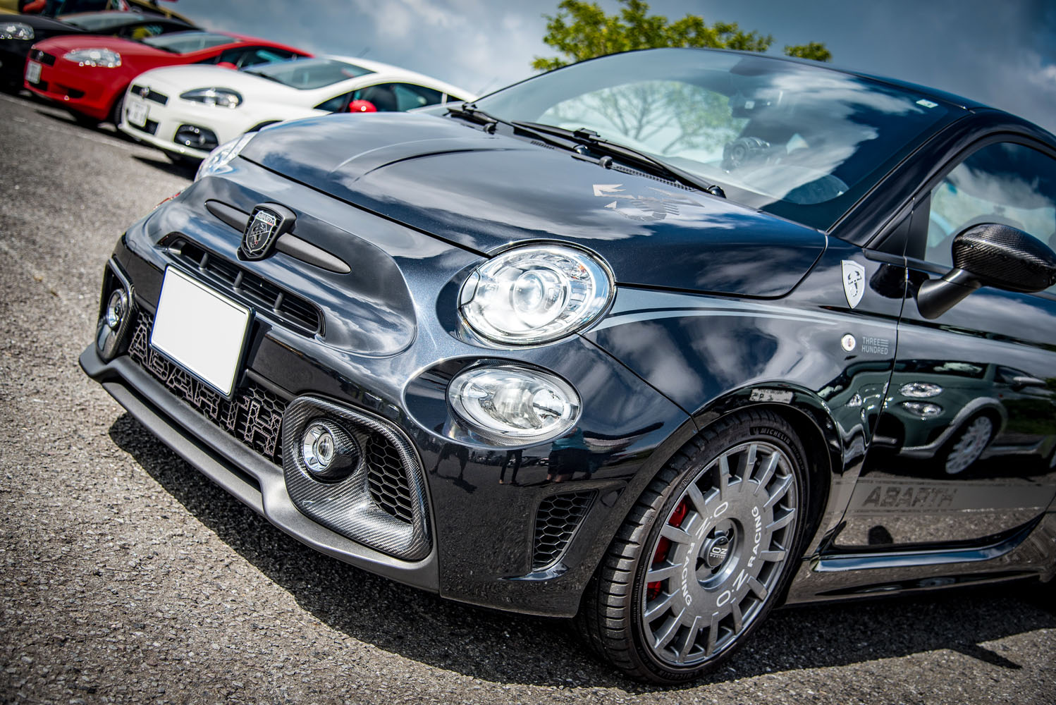 漆黒の「アバルト595」をモノトーンで大人のコーデ！ 決め手はダークグラファイトのOZ「ラリーレーシング」ホイールです（Auto Messe Web） | 自動車情報・ニュース - carview!