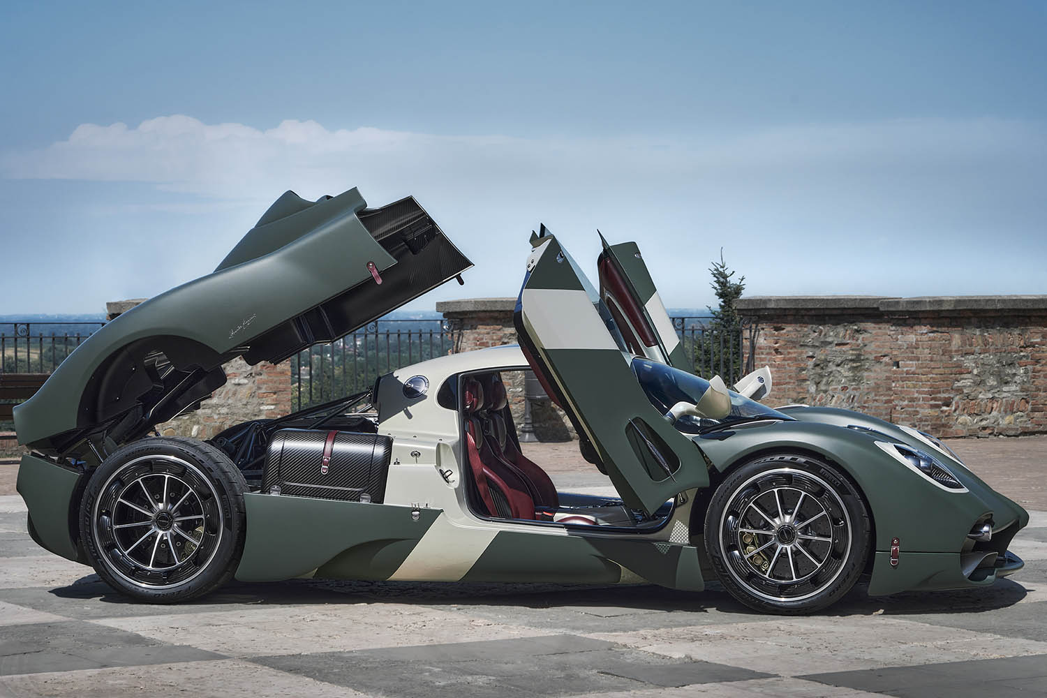 パガーニ新型「ユートピア」をドライブ！ 開発コンセプトはマツダ「ロードスター」の世界観…V12をMTで操る一体感は興奮と感動がいっぱい!!（Auto Messe Web） | 自動車情報 ...