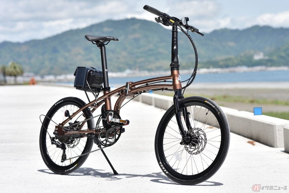 これ、電動アシスト自転車!? 美し湾曲フレームと折りたたみ機構を備えたデイトナ「DE01／DE01X」新色を発売（バイクのニュース ） | 自動車情報・ニュース - carview!