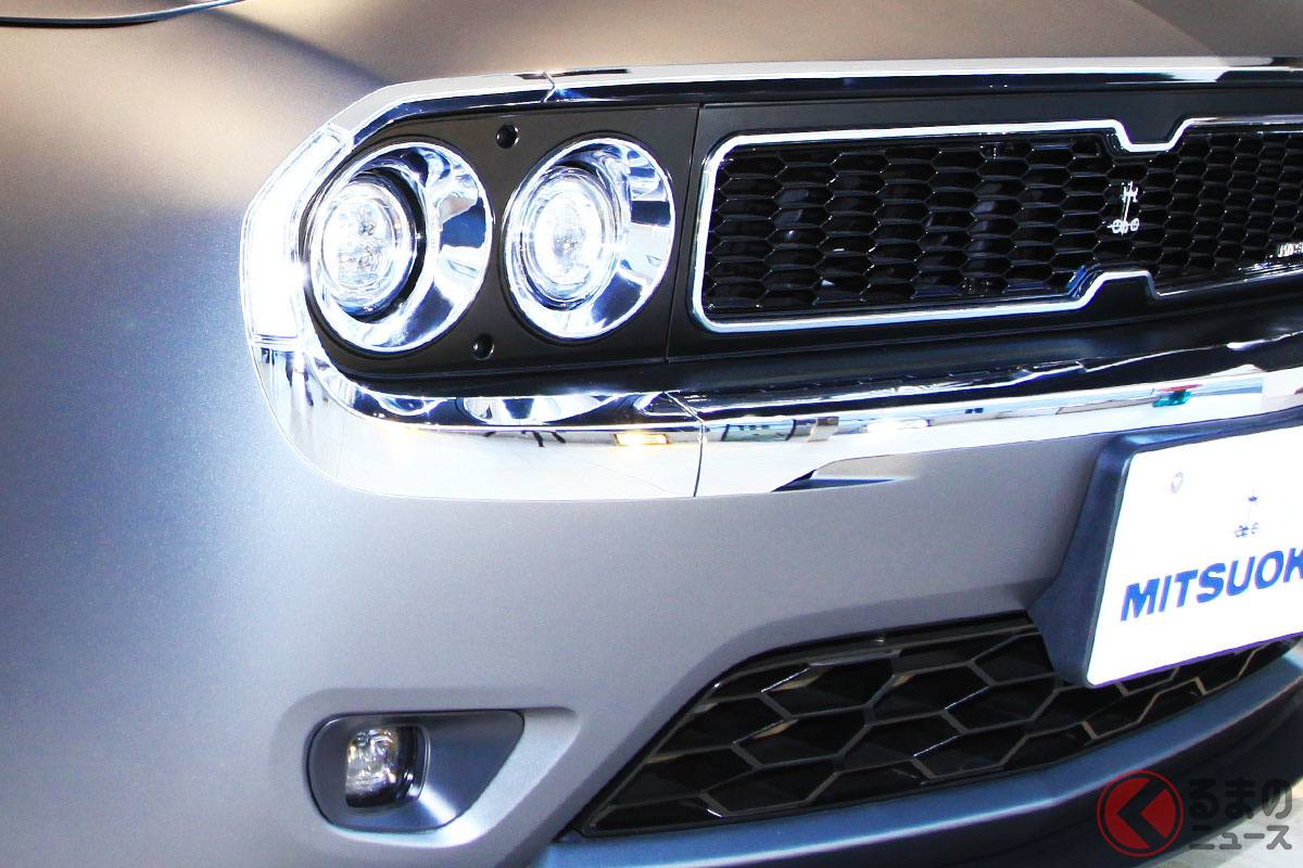 6速MT搭載！ 超レトロ顔「新型4ドアスポーツカー」“再”登場！ 丸目4灯「旧車デザイン」で大反響の光岡「M55」 富山で披露（くるまのニュース） | 自動車情報・ニュース - carview!