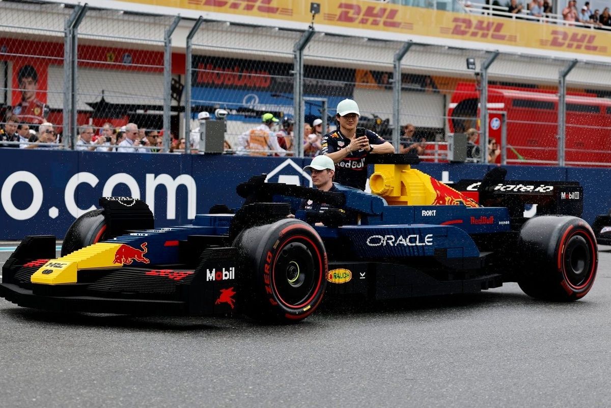 F1マイアミGP決勝前からバトル勃発！ F1ドライバーが実寸大の“レゴ製”F1マシンでパレード実施（motorsport.com 日本版） | 自動車情報・ニュース - carview!