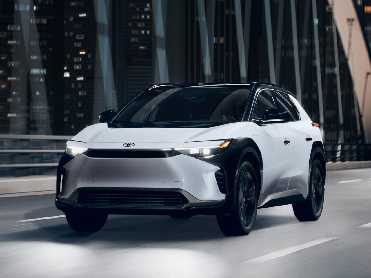 夜の帳を駆け抜ける精悍スタイル「ナイトシェードエディション」を追加。トヨタbZ4Xの2025年モデルが北米で登場（Webモーターマガジン） | 自動車情報・ニュース - carview!
