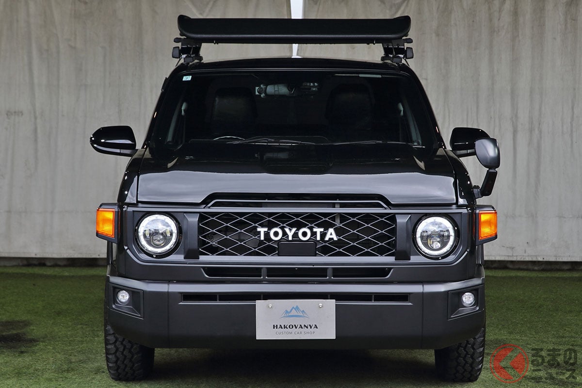 トヨタ「“ランクル顔”プロボックス」カスタムカー初公開！ 丸目「カクカクデザイン」“顔面移植”がスゴい！ 再現度高すぎ「70 YO. 70デストロイヤー」登場！ コダワリは？（くるまのニュース ...
