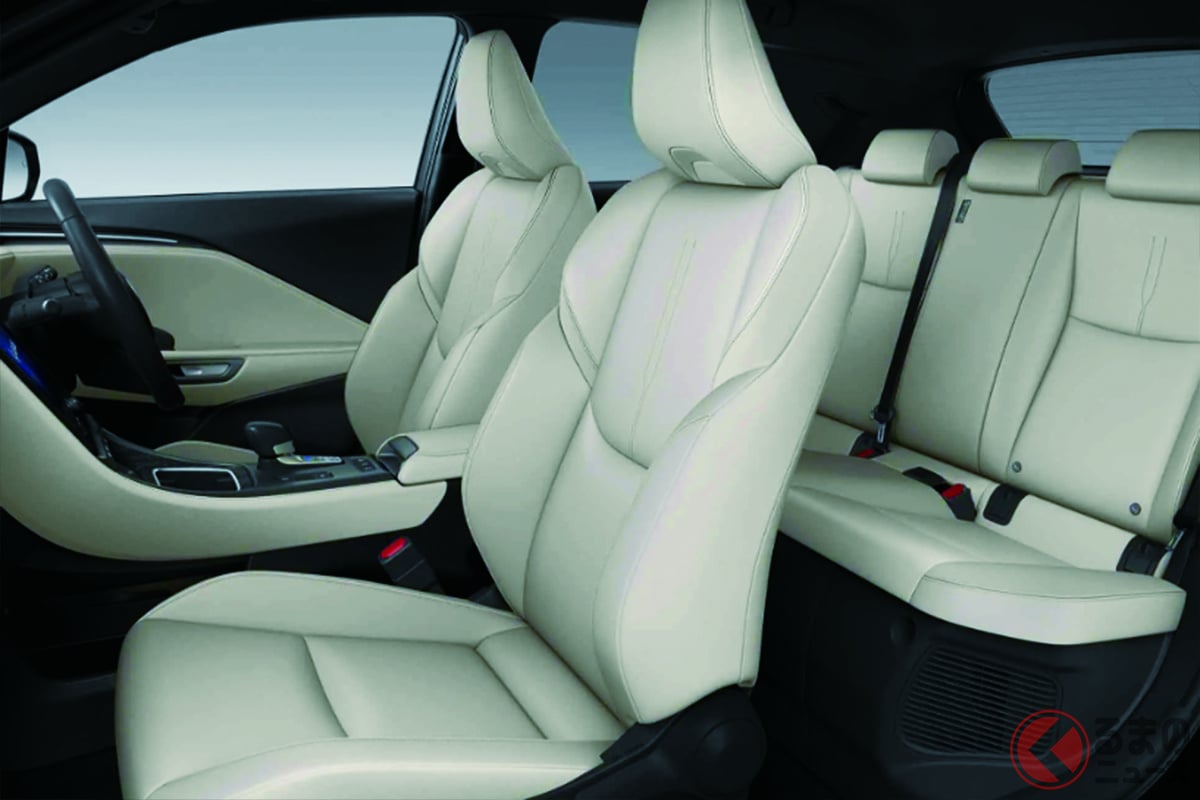 レクサス新「“5人乗り”最小SUV」発表！ 全長4.2mの“ちょうどいいボディ”＆リッター「28キロ」走る低燃費！ “豪華内装”×快適装備も魅力のエレガントな「LBX」最安モデルとは？（くるま ...