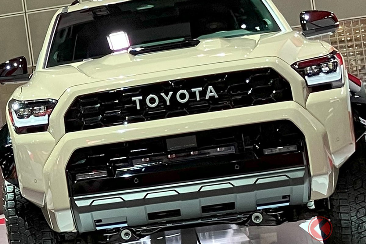 【アメリカ】トヨタが全長5m級新型「カクカクSUV」実車展示！ 現代版「ハイラックスサーフ」が凄い!? V6廃止でもパワーアップ？ 「4ランナー」どんなクルマ？（くるまのニュース） | 自動車 ...