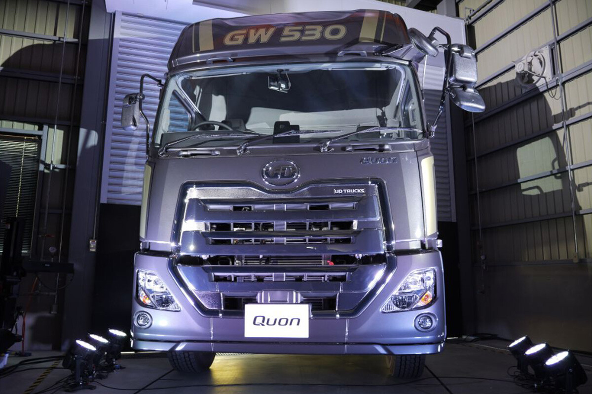 「凄い…」 全長約7m＆10輪仕様に乗ってみた！ 新型「クオンGW6×4」は40t荷物も楽々？ 普通車並の操作感とは（くるまのニュース） | 自動車情報・ニュース - carview!