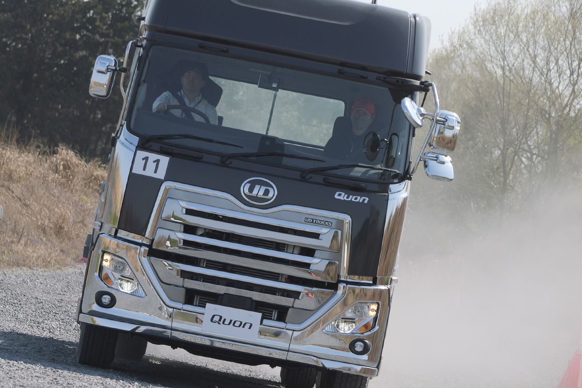 「凄い…」 全長約7m＆10輪仕様に乗ってみた！ 新型「クオンGW6×4」は40t荷物も楽々？ 普通車並の操作感とは（くるまのニュース） | 自動車情報・ニュース - carview!