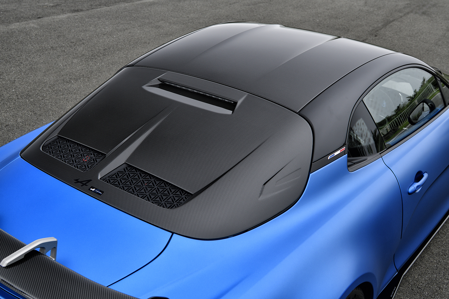 【試乗】リヤウインドウもなければホイールまでカーボン！ 最強のアルピーヌA110Rはもはやレーシングカーの領域だった（WEB CARTOP） | 自動車情報・ニュース - carview!