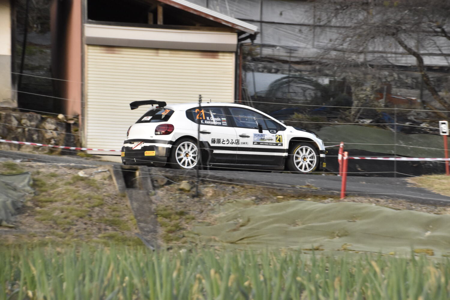 ラリージャパンで一般車の侵入という衝撃トラブルが発生！ SSのキャンセルもあるなかトヨタ勢は2・3・5位に着ける（WEB CARTOP） | 自動車情報・ニュース - carview!