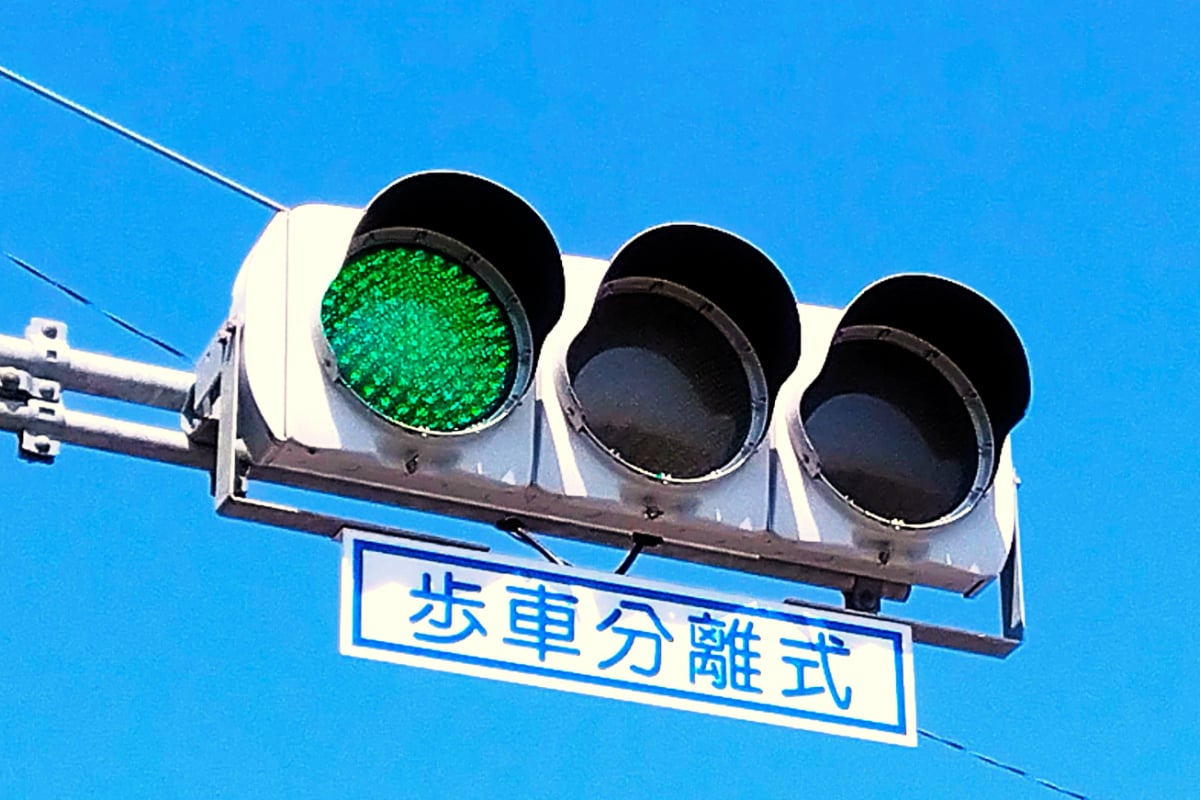 どう見ても緑なのに「青信号」なぜ!? 理由は「日本独自の価値観」にあった！ 欧米とは全然違う「歴史と信号色の深い話」（くるまのニュース） | 自動車情報・ニュース - carview!