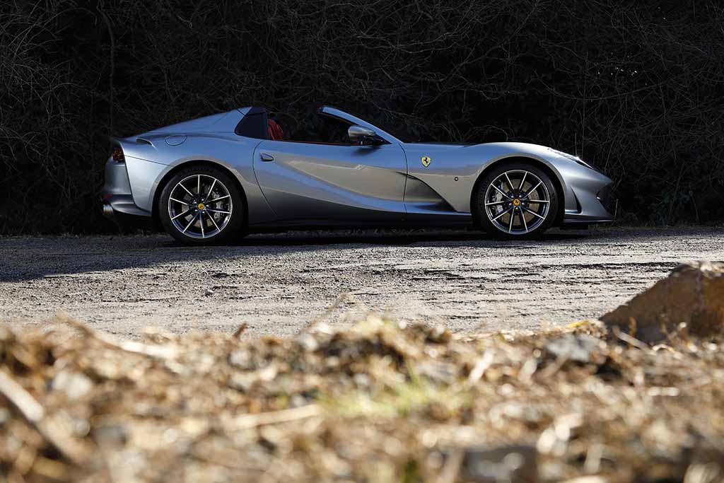 生粋のFRフェラーリ、最後の自然吸気V12エンジン、そして新たな時代へと移行する前の最終形の跳ね馬「フェラーリ812GTS」【野口 優のスーパースポーツ一刀両断！】（LE VOLANT ...