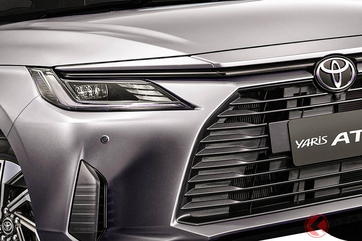 約リッター30km走る！ トヨタ新「コンパクト“セダン”」発表！ 全長4.4m級の「ちょうどいいサイズ」＆111馬力の「HEV」採用！ 大口顔もカッコイイ「ヤリス ATIV」泰国に登場（くるま ...