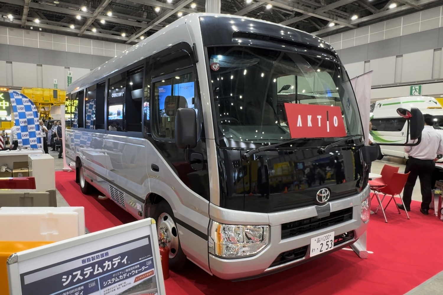 建機のレンタルでお馴染みの「AKTIO」が開発した「オフィスカー」がスゴイ！ マイクロバスの中身は「移動基地」感満点だった（WEB CARTOP） | 自動車情報・ニュース - carview!