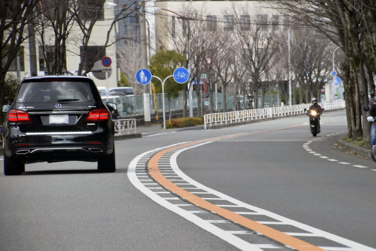 【意外と知らない交通ルール】道路のセンターライン「白色の実線と破線、黄色の実線はどう違う？」（auto Messe Web） 自動車情報