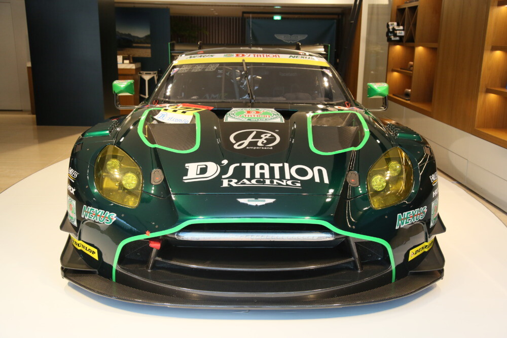 【青山にレーシングカー出現】 アストン マーティン・ヴァンテージGT3 GTを戦う現役マシン（AUTOCAR JAPAN） | 自動車情報・ニュース - carview!