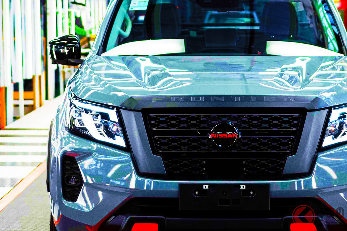 トヨタ「ランクル」より巨大！ 全長5m超の大型「日産車」を展示！ 赤「NISSAN」ロゴ採用の新型「フロンティア」が伯で登場（くるまのニュース） | 自動車情報・ニュース - carview!