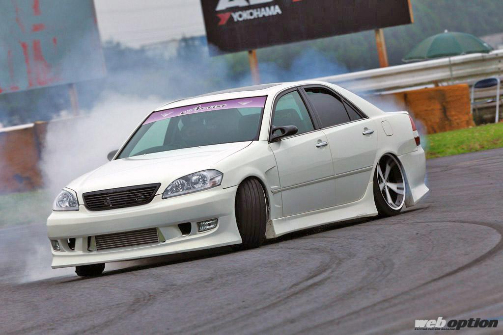 「見た目と走りのギャップが素敵なJZX110ドリドレ仕様」 1JZエンジンは巨体をアクセル一発でドリフトに持ち込む500馬力へと強化！（web option） | 自動車情報・ニュース ...